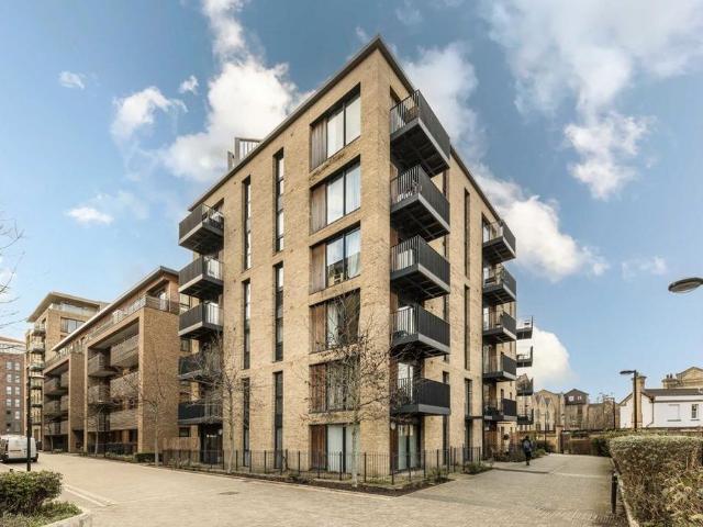 Albatross Way, London SE16 1 bed flat to rent £2,150 pcm £496 pw