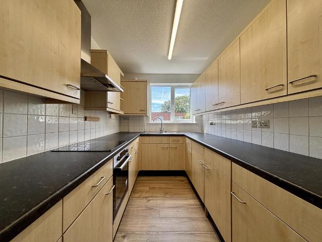 Albemarle Road, Beckenham, BR3 2 bed flat to rent £1,850 pcm £427 pw