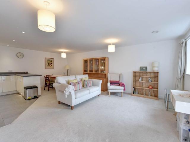 Albert Court, Reading Road RG9, 1 bed flat to rent, £2,250 pcm | PrimeLocation