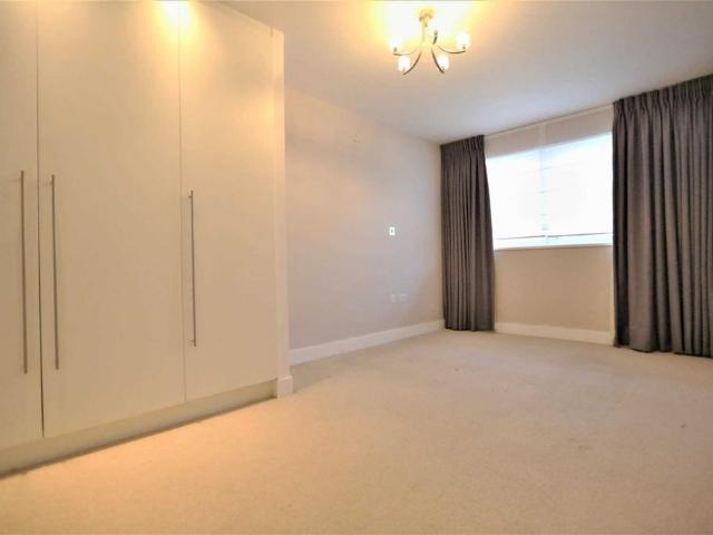 Albert Basin Way, London 2 bed flat to rent £2,000 pcm £462 pw