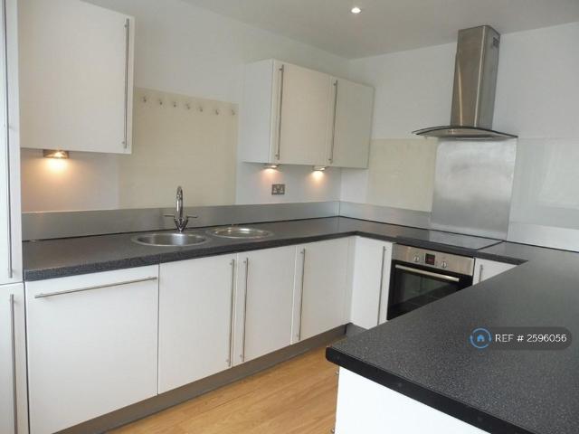 Albert Basin Way, London, E16 2 bed flat to rent £2,200 pcm £508 pw