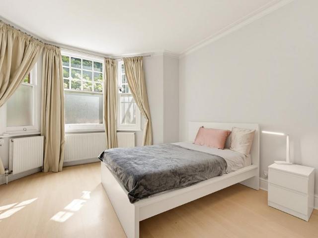 Albert Bridge Road, Battersea. 1 bed flat to rent £2,500 pcm £577 pw