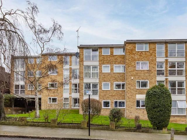 Albert Drive, London SW19 2 bed flat to rent £1,850 pcm £427 pw