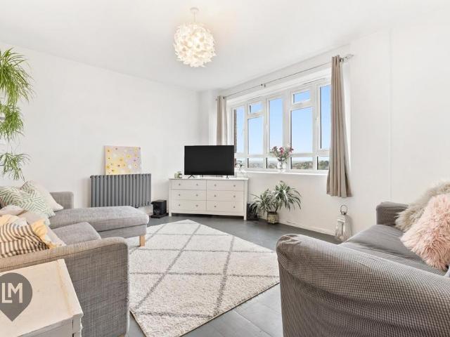 Albert Drive, London 3 bed flat to rent £2,250 pcm £519 pw