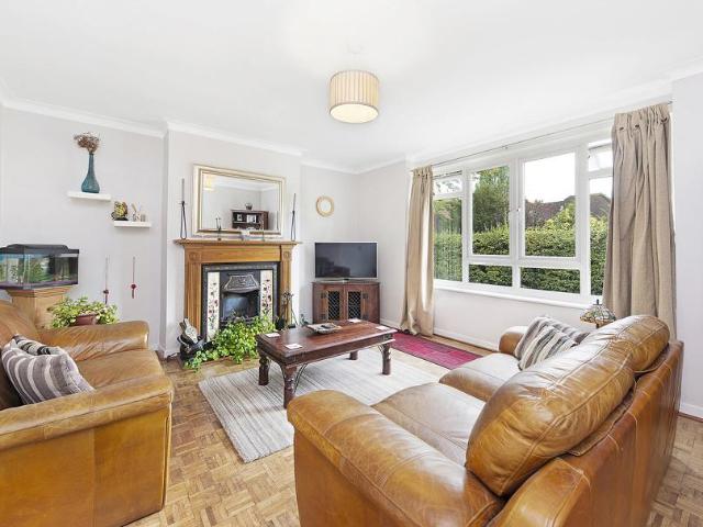 Albert Drive, SOUTHFIELDS SW19 2 bed flat to rent £2,150 pcm £496 pw