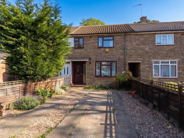 Albert Drive, Woking GU21 3 bed terraced house to rent £1,900 pcm £438 pw