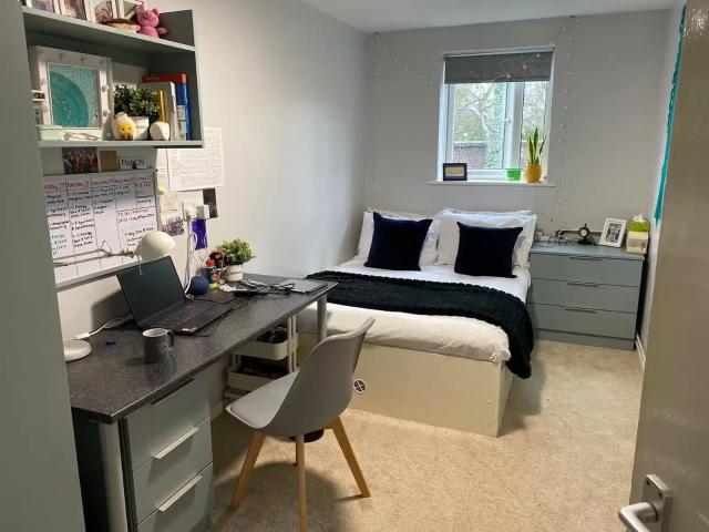 Albert Square, Nottingham Has an Apartment