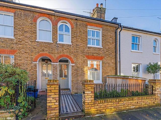 Albert Road, Teddington TW11 3 bed terraced house to rent £4,500 pcm £1,038 pw