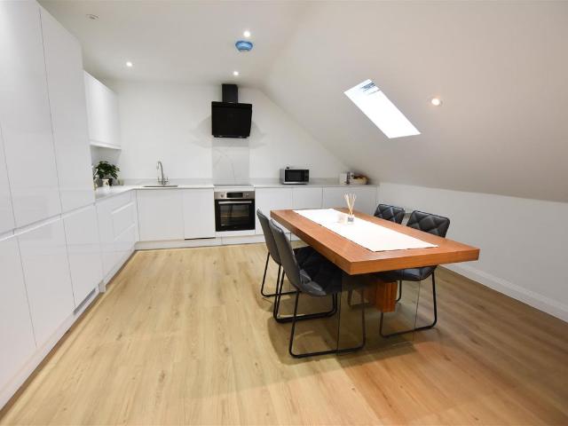 Albert Road, Yiewsley, West Drayton UB7, 3 bed flat to rent, £2,300 pcm | PrimeLocation