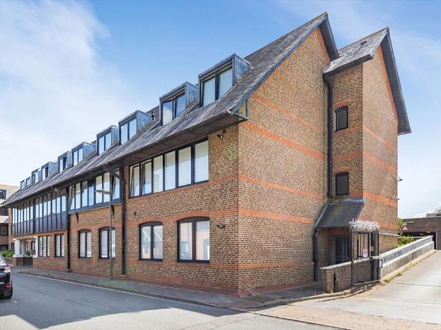 Albert Road, Beulah Court 15 19 Albert Road RH6, 2 bed flat to rent, £1,325 pcm | PrimeLocation