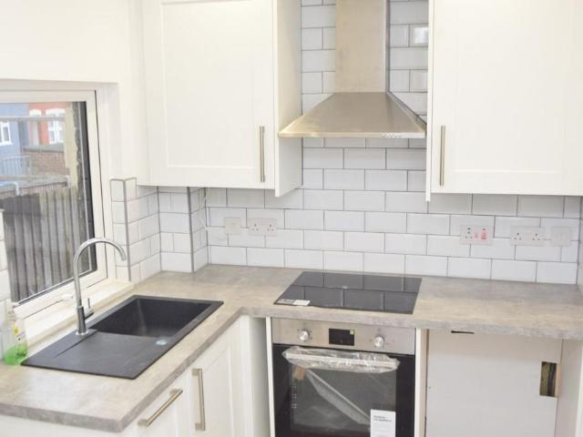 Albert Road, Chatham 2 bed terraced house to rent £1,225 pcm £283 pw