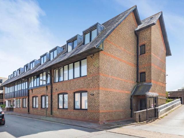 Albert Road, Horley RH6 2 bed flat to rent £1,325 pcm £306 pw