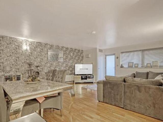 Albert Road, London, 2 Bedroom Apartment