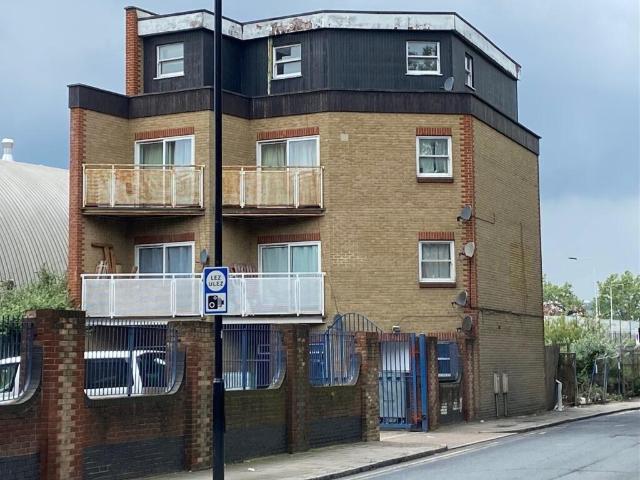 Albert Road, London E16 3 bed flat to rent £2,100 pcm £485 pw