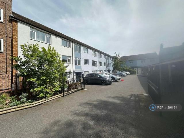 Albert Road, London, E18 2 bed flat to rent £1,800 pcm £415 pw
