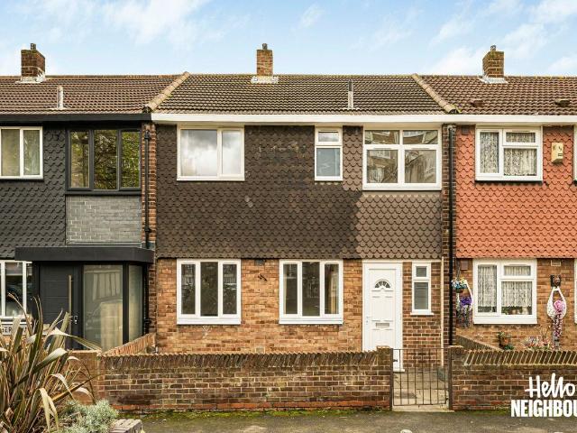 Albert Walk, London E16, 4 bed terraced house to rent, £2,600 pcm | PrimeLocation