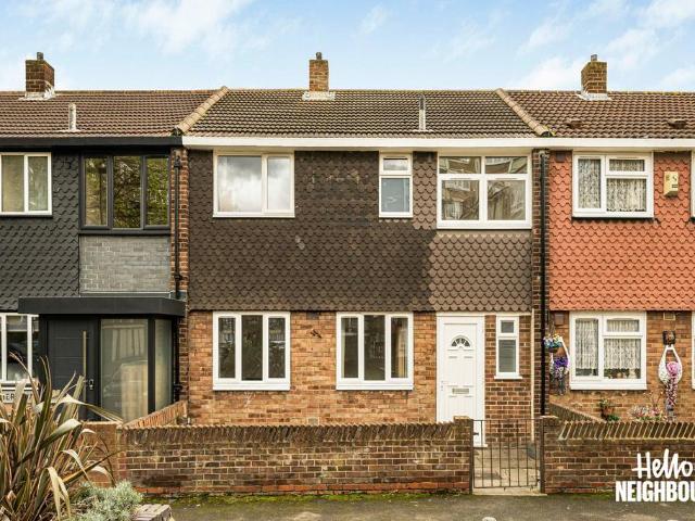 Albert Walk, London, E16 4 bed terraced house to rent £2,600 pcm £600 pw
