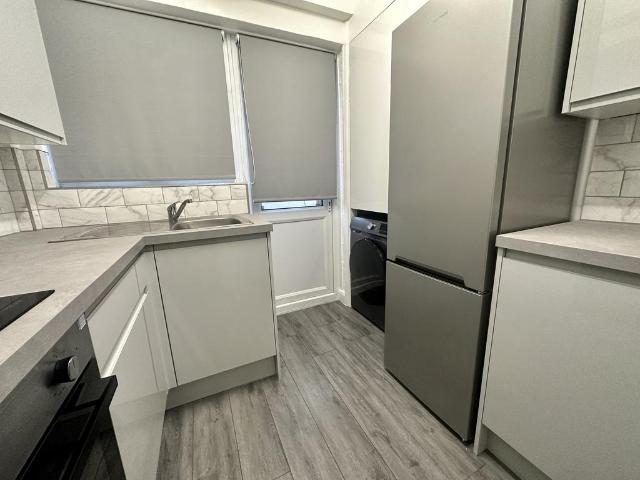 Alberta Avenue, Cheam 2 bed maisonette to rent £1,750 pcm £404 pw