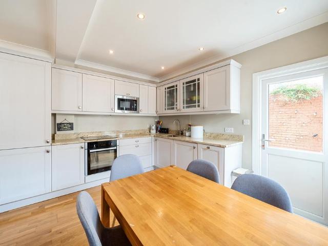 Alberta Street, London 2 bed apartment to rent £2,750 pcm £635 pw
