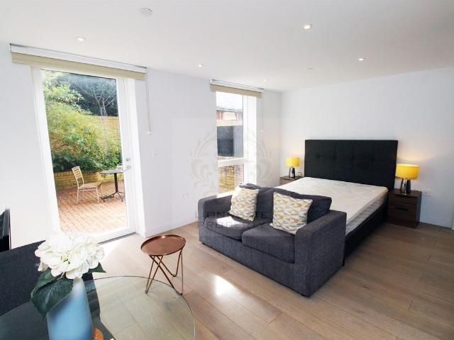 Albion Court, Hammersmith W6, Studio to rent, £1,750 pcm | PrimeLocation