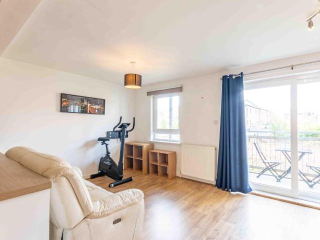 Albion Gardens, Edinburgh EH7, 2 bed flat to rent, £1,350 pcm | PrimeLocation