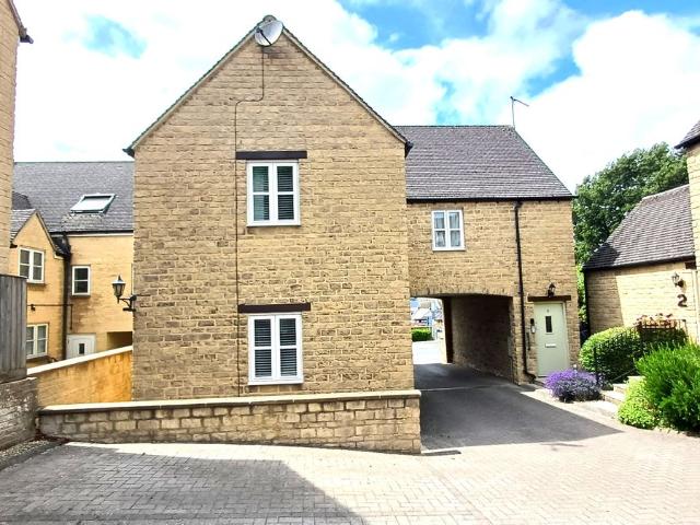 Albion Street, Chipping Norton OX7, 2 bed flat to rent, £1,350 pcm | PrimeLocation