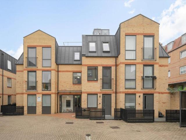 Albion Place, London W6 Studio to rent £2,100 pcm £485 pw