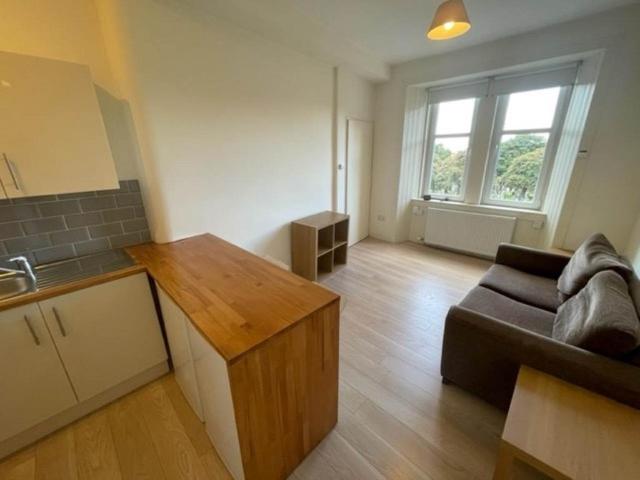 Albion Road, Edinburgh, 1 bed flat to rent £1,150 pcm £265 pw