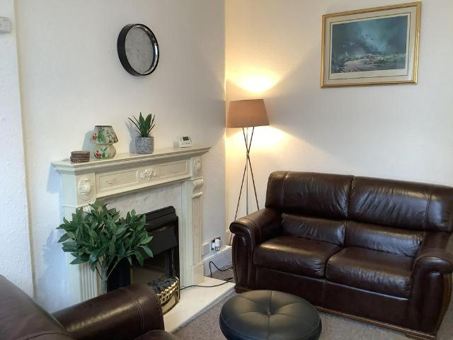 Albion Road, Edinburgh EH7, 1 bed flat to rent, £1,800 pcm | PrimeLocation