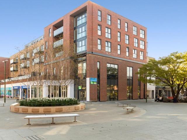 Albion Way Horsham RH12 2 bed flat to rent £2,500 pcm £577 pw