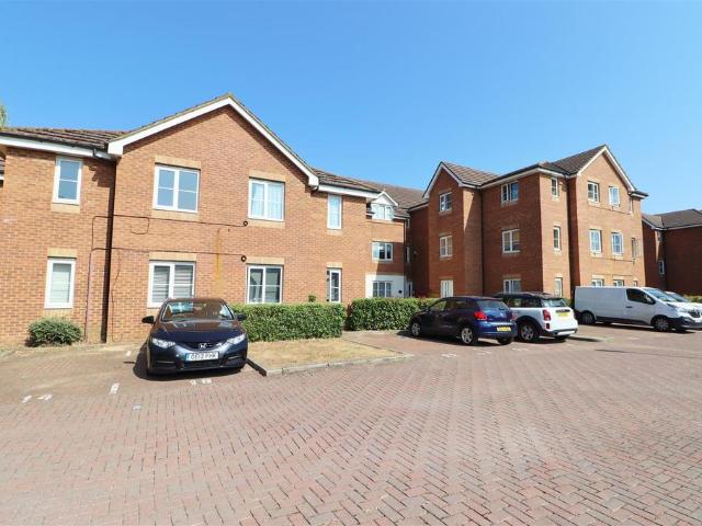 Alconbury Close, Borehamwood 2 bed flat to rent £1,550 pcm £358 pw