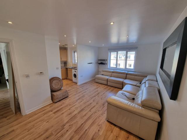 Alconbury Close, Borehamwood WD6, 2 bed flat to rent, £1,500 pcm | PrimeLocation