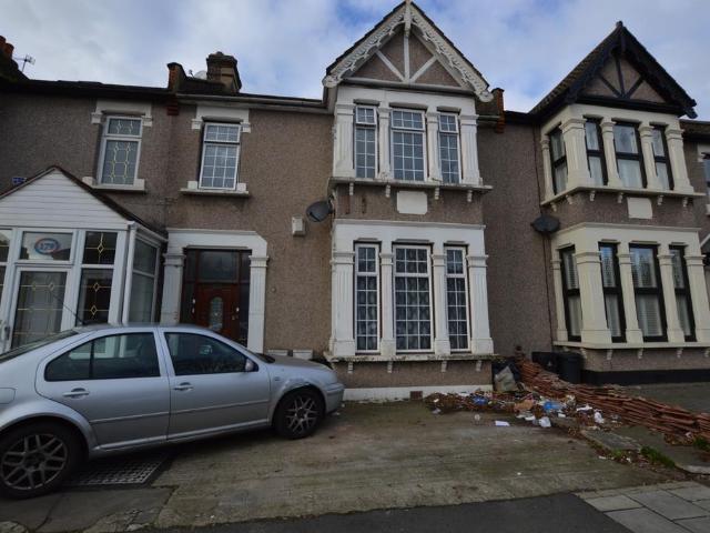 Aldborough Road South, Ilford, Essex. 2 bed flat to rent £1,700 pcm £392 pw