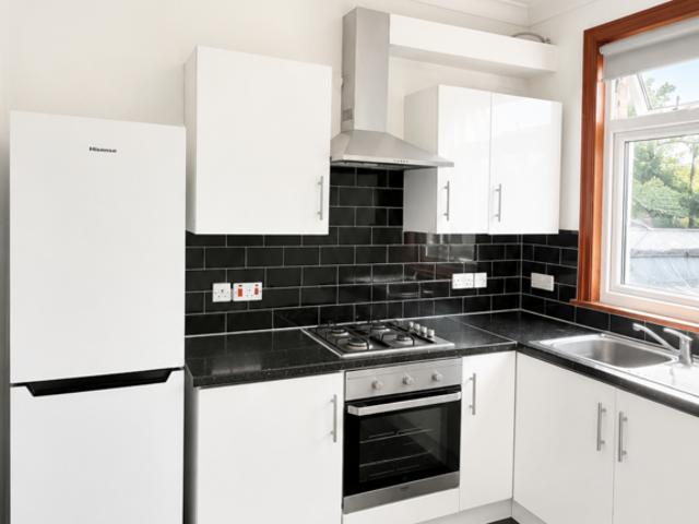 Aldborough Road South, Ilford, IG3 3 bed flat to rent £2,200 pcm £508 pw