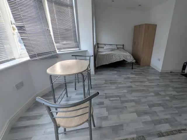 Aldborough Road South, London, IG2 7BB, United Kingdom | Room for rent #166300921 | Rentberry