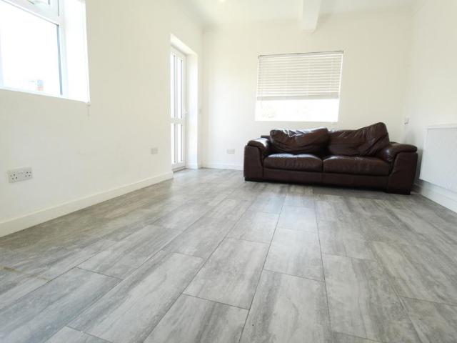 Aldborough Road South, Seven Kings. 1 bed flat to rent £1,395 pcm £322 pw