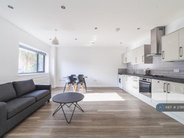 Aldeburgh St, London, SE10 2 bed flat to rent £1,935 pcm £447 pw