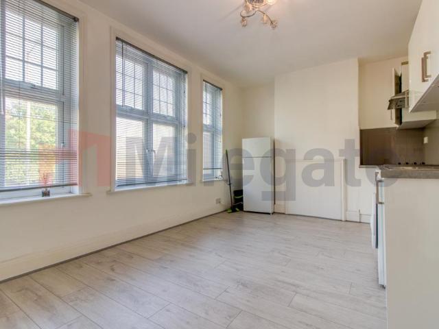 Aldenham Road, Watford WD19 1 bed flat to rent £1,050 pcm £242 pw