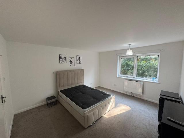 Alder Road, Denham, UB9 2 bed flat to rent £1,599 pcm £369 pw