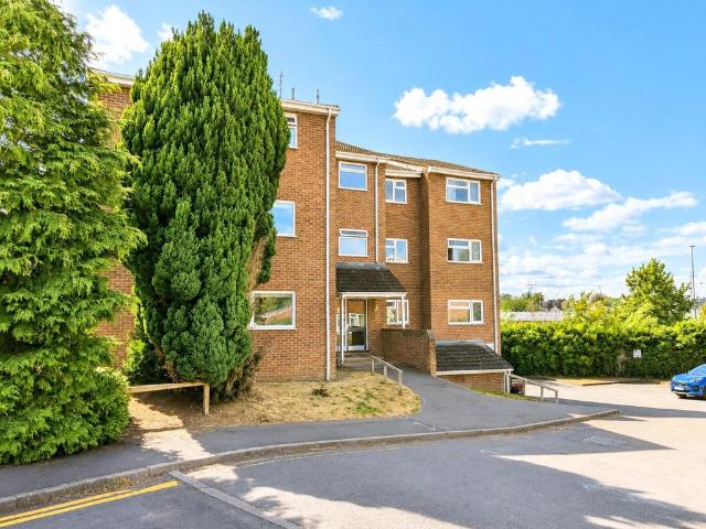 Alderman Willey Close, Berkshire RG41 2 bed apartment to rent £1,295 pcm £299 pw