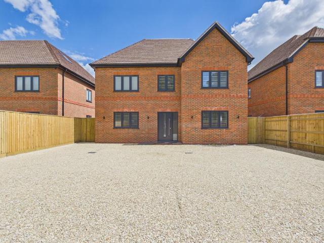 Aldermaston Road. Pamber Green. 4 bed detached house to rent £3,750 pcm £865 pw