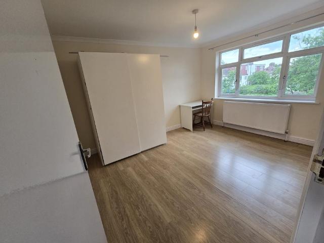 Alderney Gardens, Northolt UB5 5 bed semi detached house to rent £3,200 pcm £738 pw