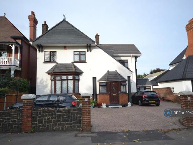 Aldersbrook Road, London, E12 5 bed detached house to rent £3,100 pcm £715 pw