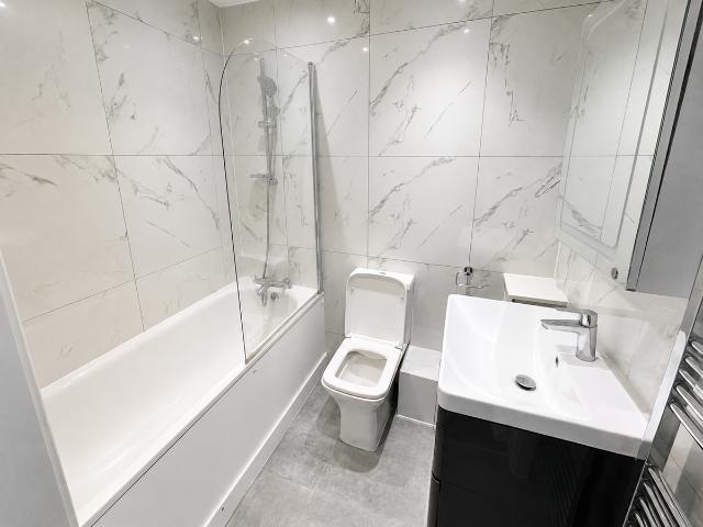 Aldershot GU12, 2 bed flat to rent, £1,550 pcm | PrimeLocation