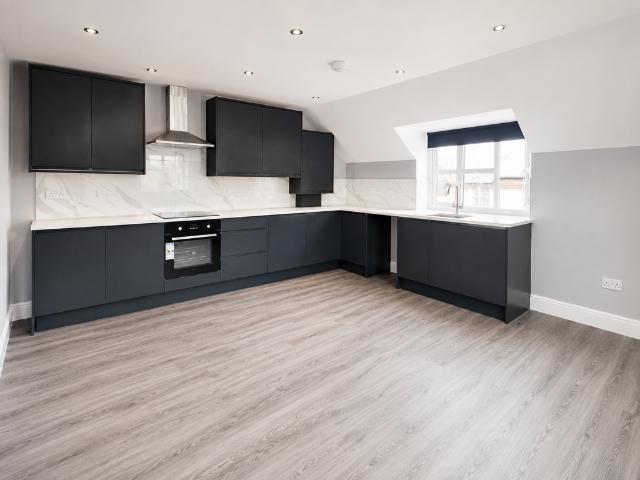 ALDERSHOT GU12 2 bed flat to rent £1,550 pcm £358 pw