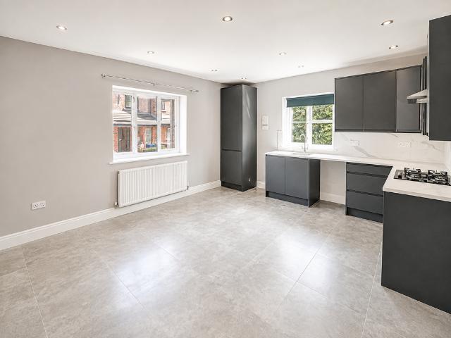 ALDERSHOT GU12 2 bed flat to rent £1,600 pcm £369 pw