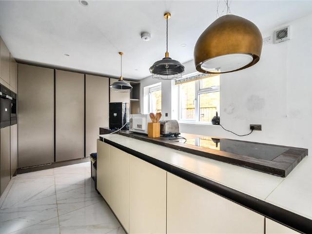 Aldershot Road, Hampshire GU51 5 bed detached house to rent £2,850 pcm £658 pw