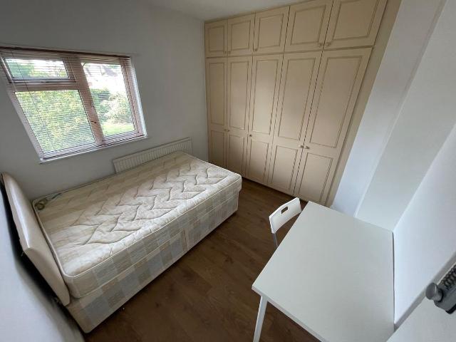Alderton Crescent, London NW4, Room to rent, £800 pcm | PrimeLocation