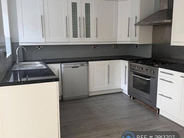 Alderton Road, Grays, RM16 3 bed semi detached house to rent £2,050 pcm £473 pw