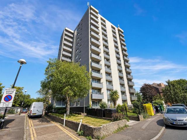 Aldriche Way, Highams Park 2 bed flat to rent £1,700 pcm £392 pw